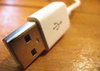 Kondom założony na USB zabezpieczy smartfona przed atakiem. Serio ...